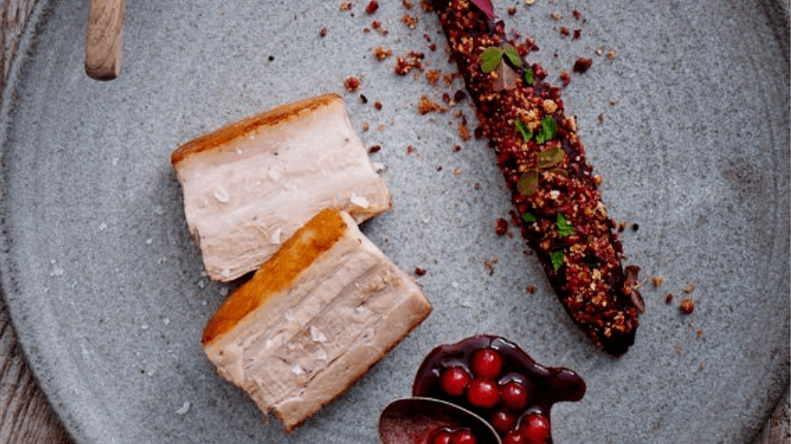 Confiteret svinebryst med langtidsbagt rødbede - Foodfanatic.dk