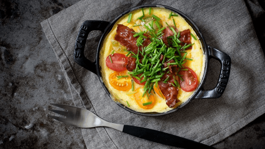 Mini-æggekage med tomat, bacon og purløg - Foodfanatic.dk