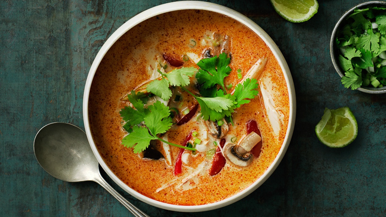 Thaisuppe - autentisk suppe med kylling, kokosmælk og lime